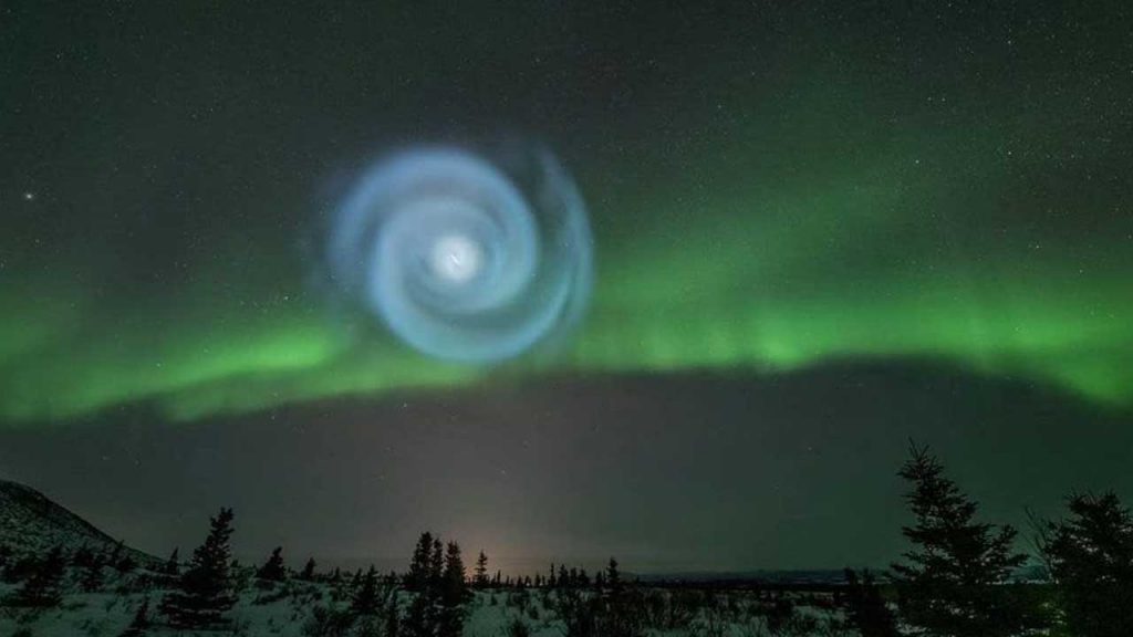 Spirale a forma di galassia appare nel cielo dell'Alaska I Le immagini ...
